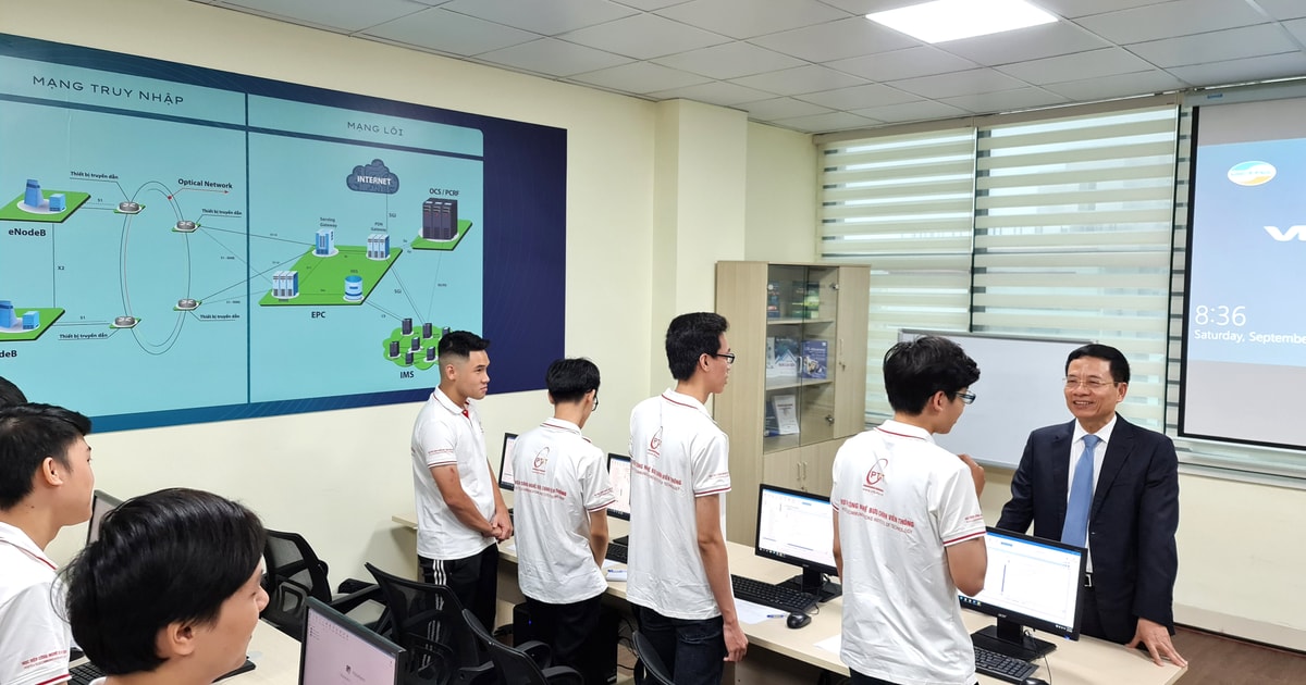 Sinh viên PTIT chạm ước mơ thiết lập mạng 4G với phòng lab Viettel