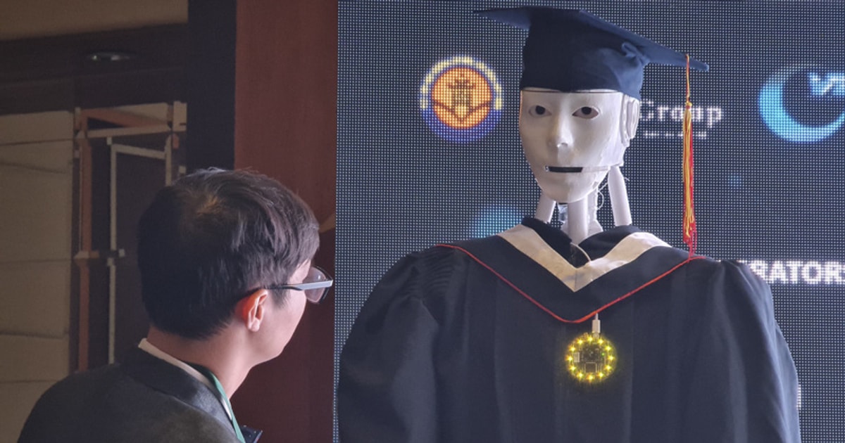 Robot Make in Vietnam biết lẩy Kiều, đọc thơ, giải toán